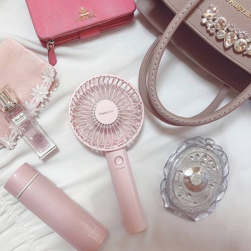 バッグの中身も可愛く、やわらかいピンクカラーのハンディファン | Francfranc（フランフラン）公式通販 家具・インテリア・生活雑貨