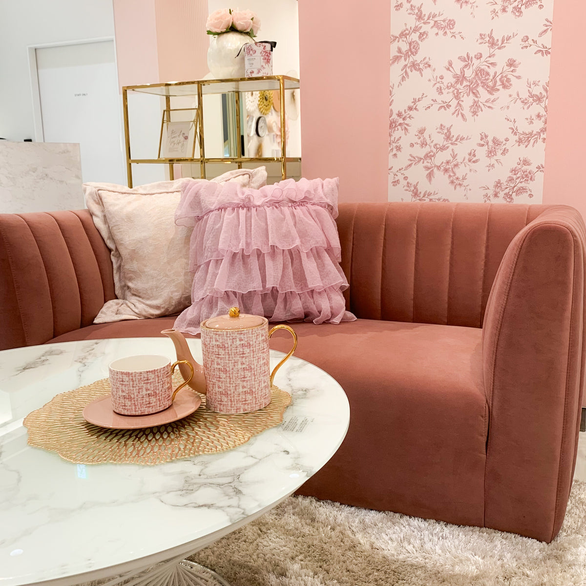 春カラーでコーディネートした、ソファシーン | Francfranc（フランフラン）公式通販 家具・インテリア・生活雑貨